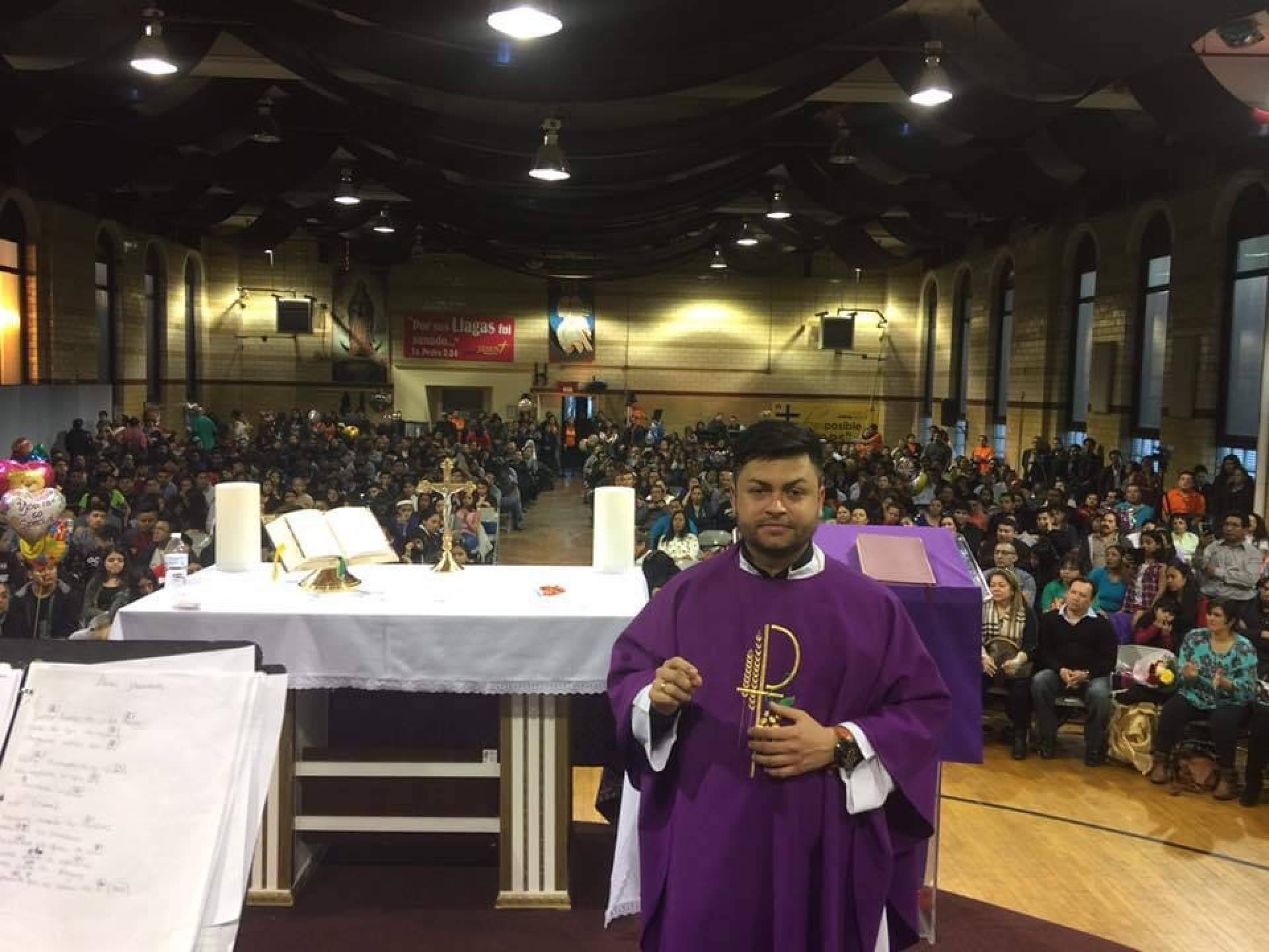 El padre Camilo Cardozo ofrece una guía espiritual que combina métodos ...